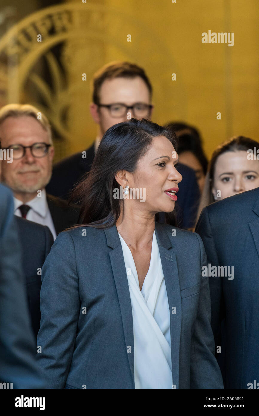 Suspend hi-res stock photography and images - Alamy