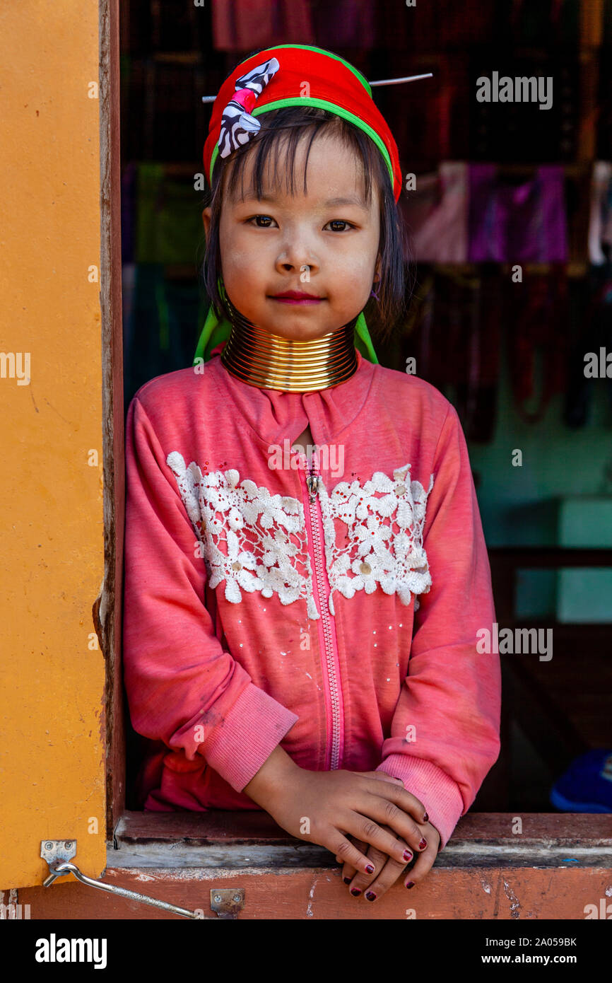 Child with long neck hi-res stock photography and images - Alamy