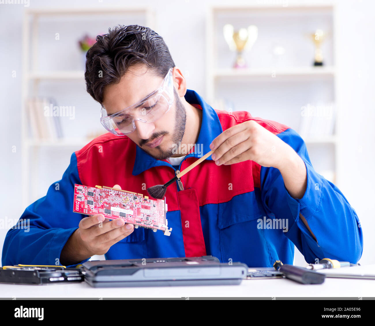 Repairman working in technical support fixing computer laptop troubleshooting Stock Photo - Alamy