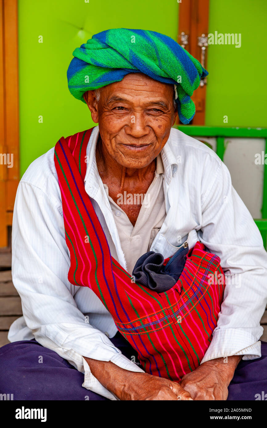 Shwe shwe clothes hi-res stock photography and images - Alamy