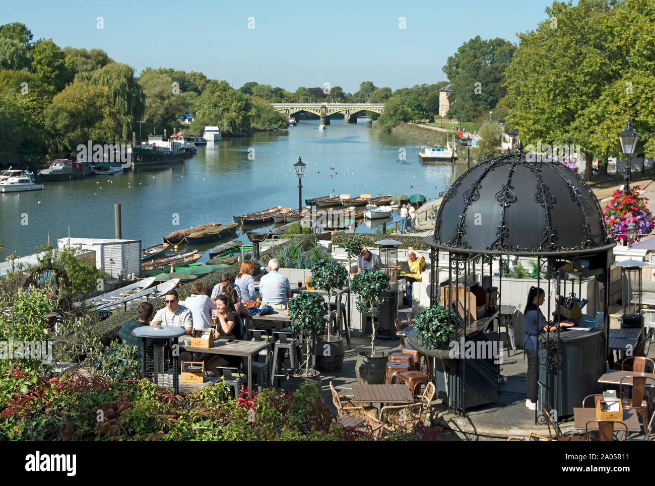 the river thames at richmond, southwest london, england, with diners on ...