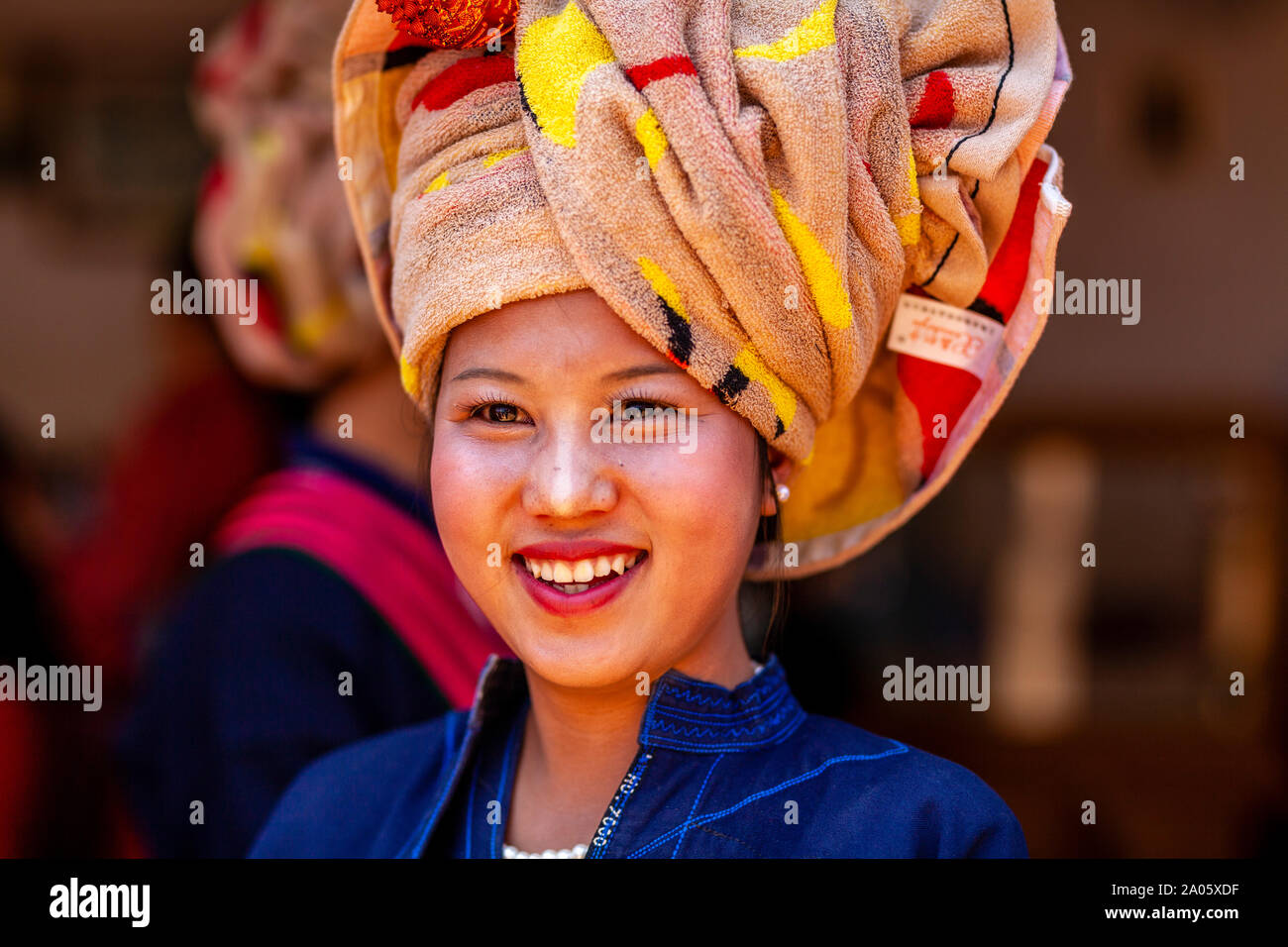 Beautiful burmese women hi-res stock photography and images - Alamy