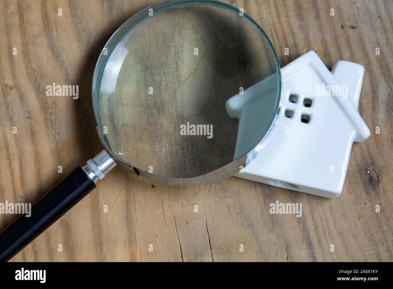 House with magnifying glass hi-res stock photography and images - Alamy