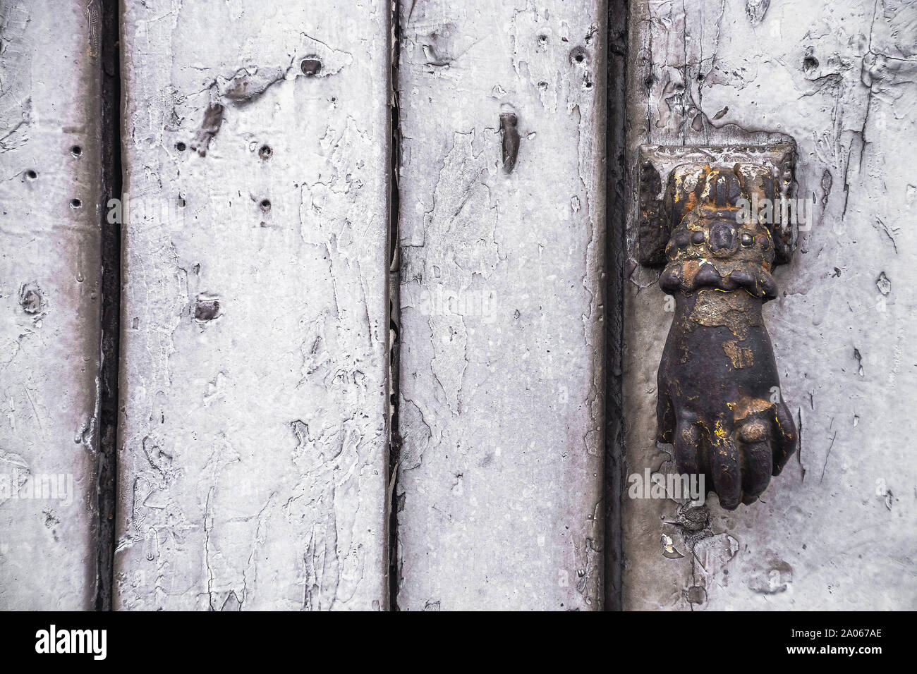 Very old door knocker hi-res stock photography and images - Alamy