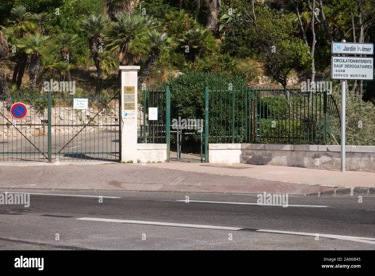 Here's what you can see from Villa Valmer in Marseille : Entrance Stock ...