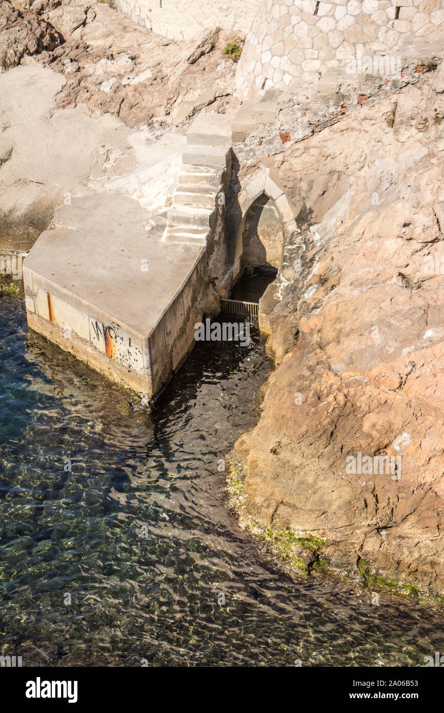 Here's what you can see from Villa Valmer in Marseille : The tide gauge ...