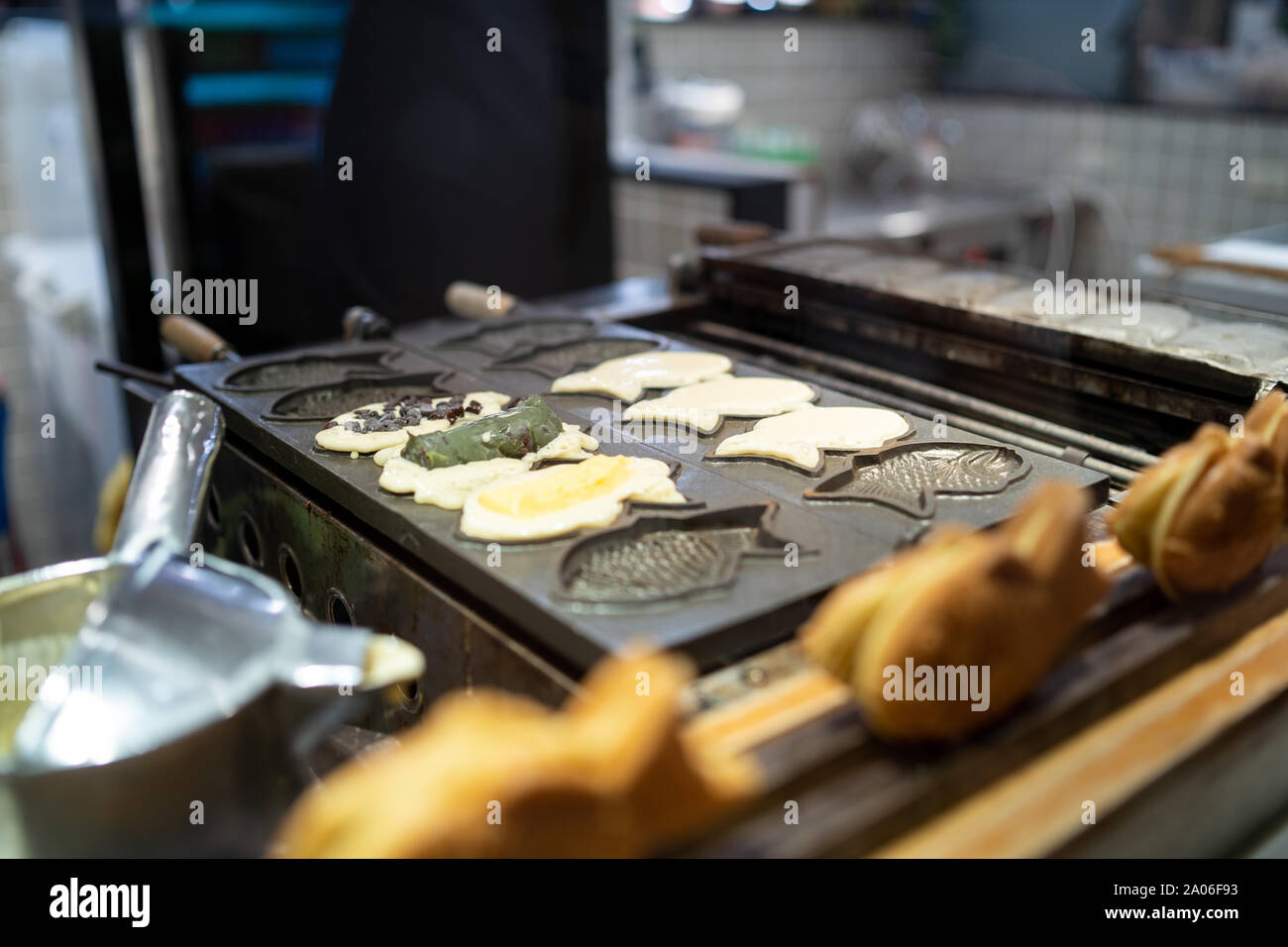 Kaohsiung, Taiwan: Traditional japanese / taiwanese fish shaped waffles ...