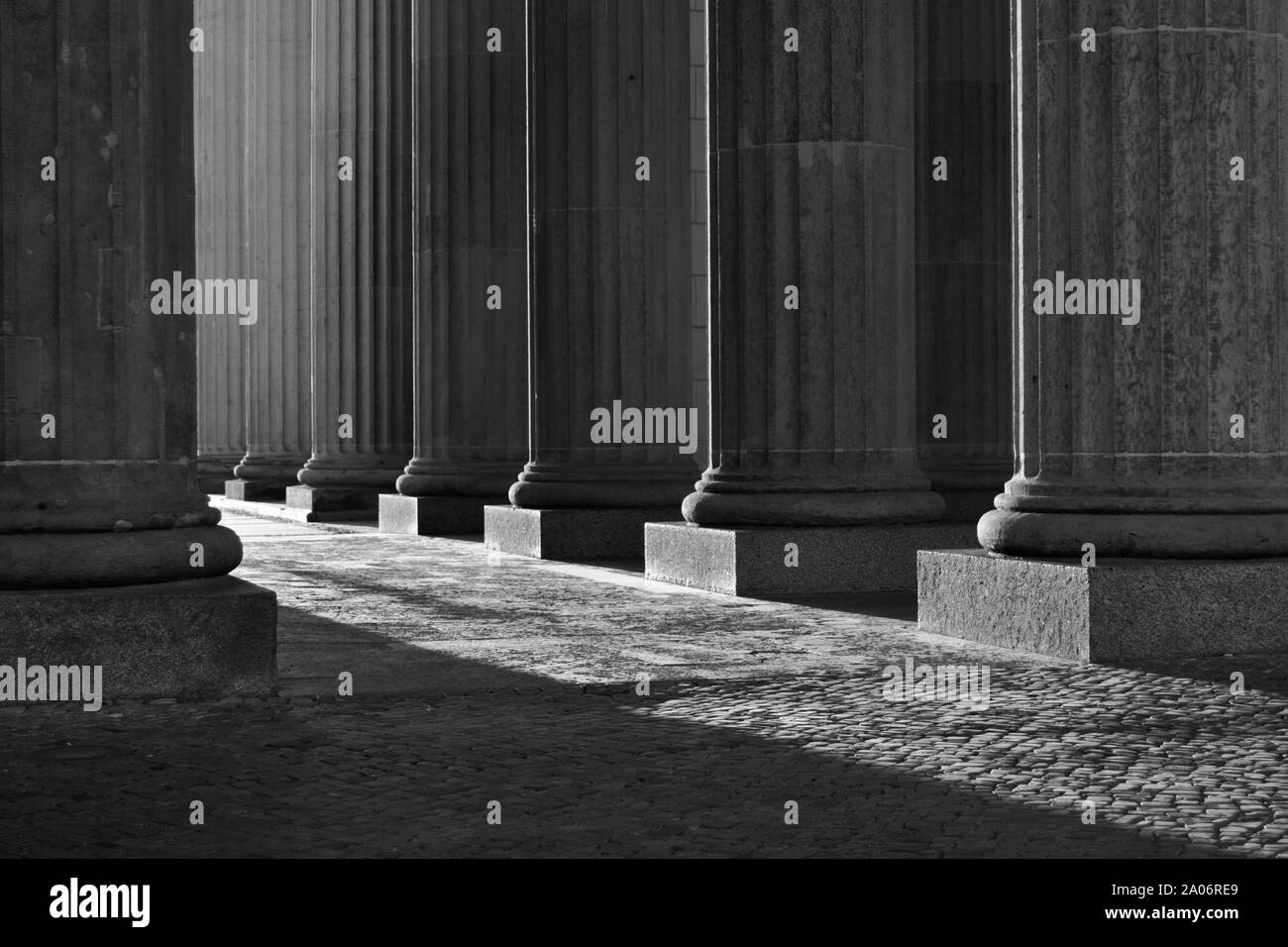 Berlin's Brandenburger Tor in morning light on an early spring day ...