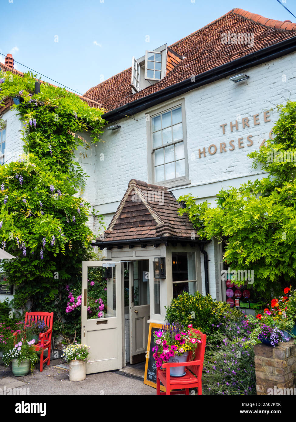 The three horseshoes pub hi-res stock photography and images - Alamy