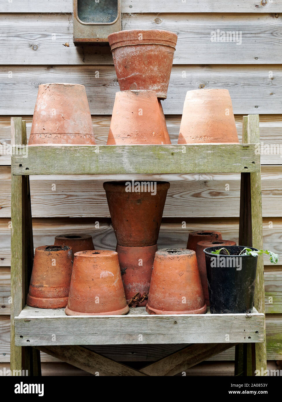 Terracotta plant pots hi-res stock photography and images - Alamy