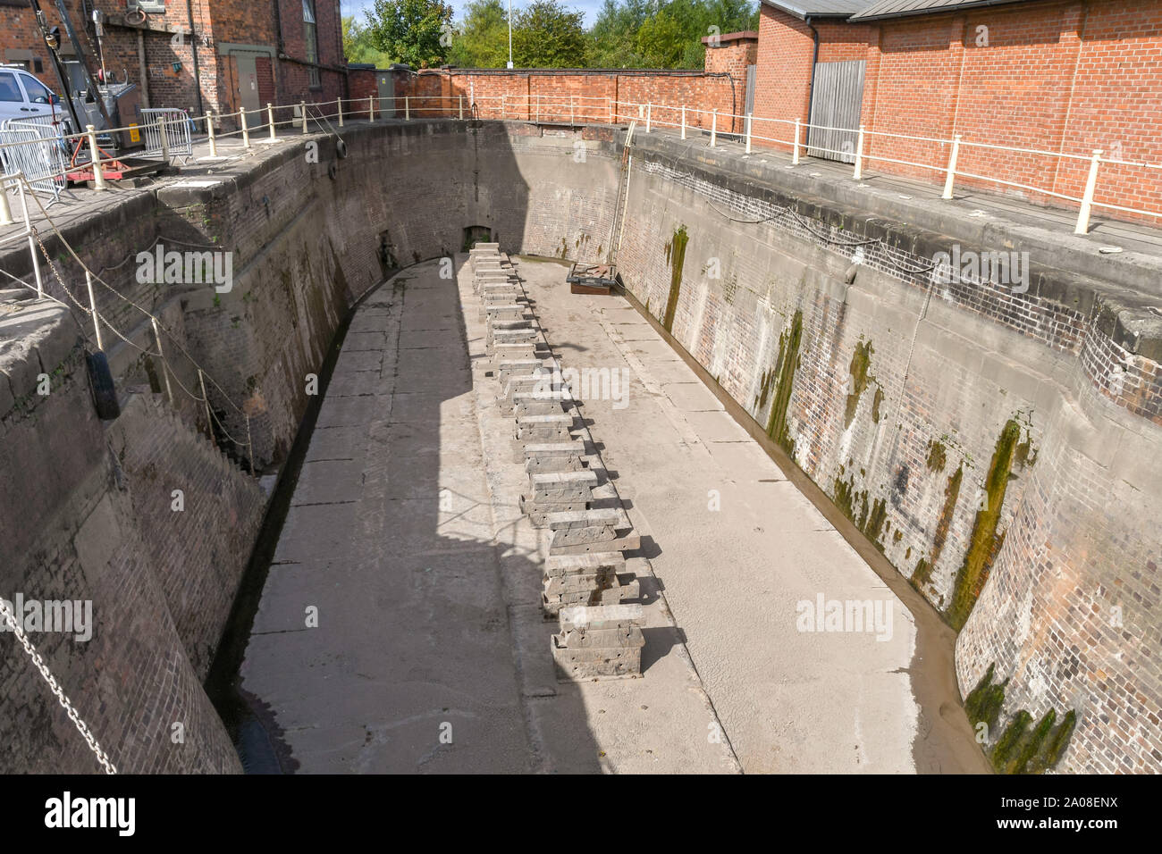 GLOUCESTER QUAYS, ENGLAND - SEPTEMBER 2019: Empty dry dock in the docks ...