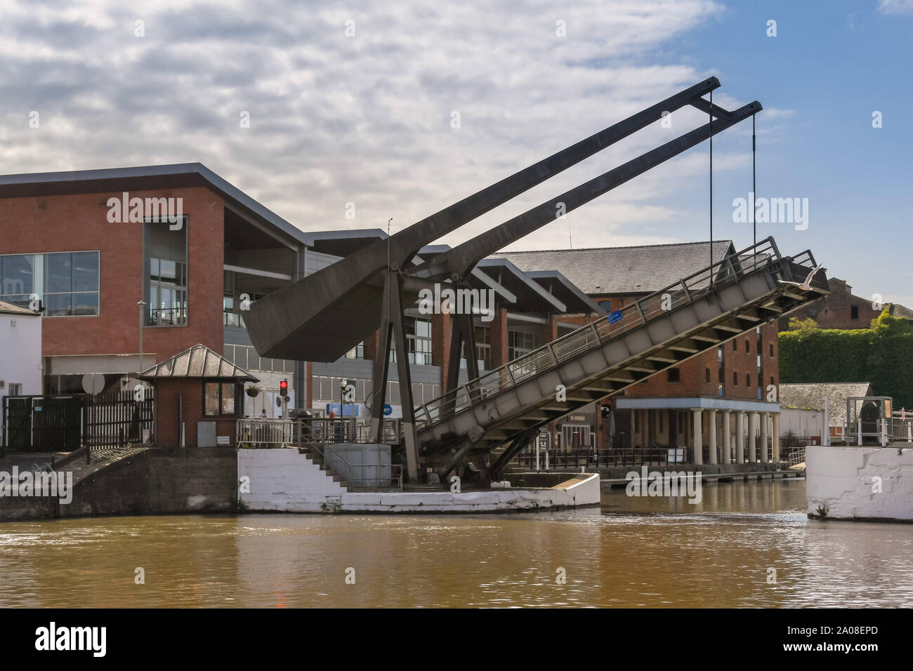 Lifting bridge england hi-res stock photography and images - Alamy