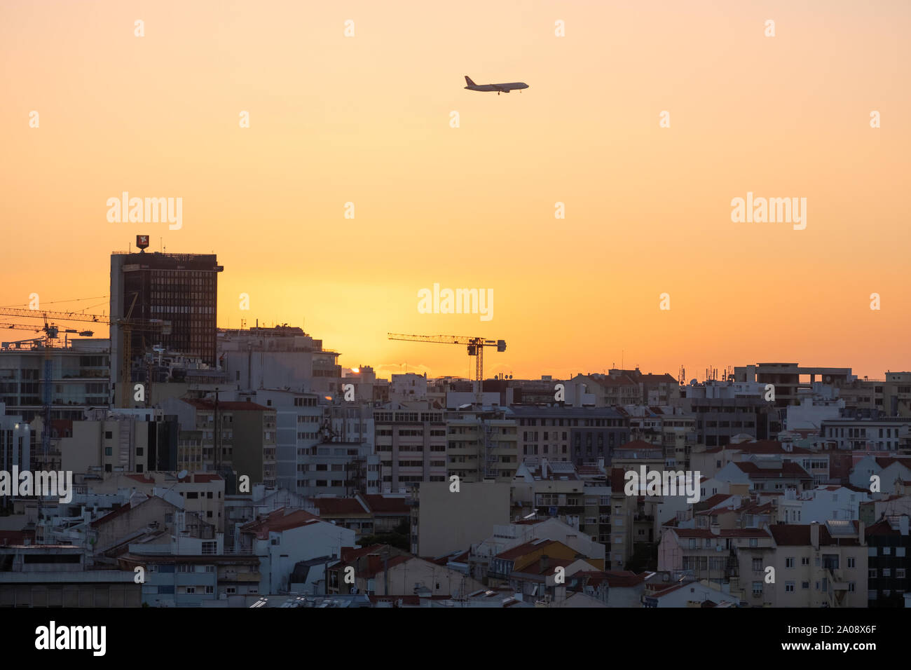 Airplane city hi-res stock photography and images - Alamy