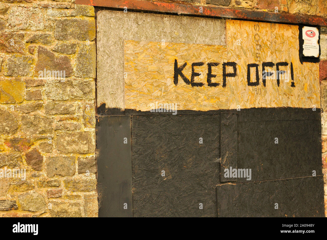 Doorway boarded up hi-res stock photography and images - Alamy