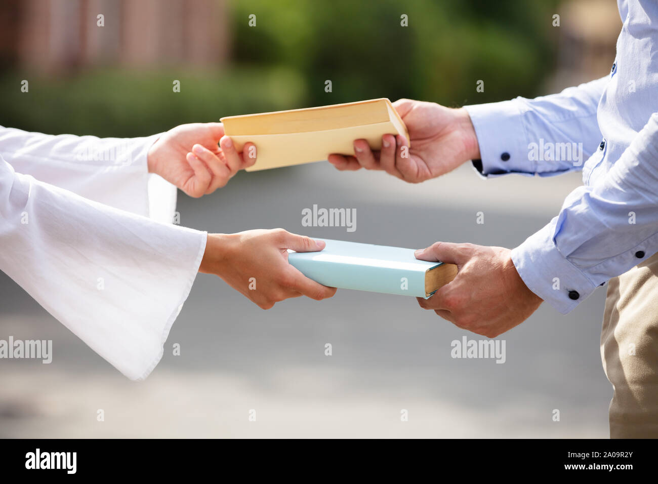 Book swap hi-res stock photography and images - Alamy