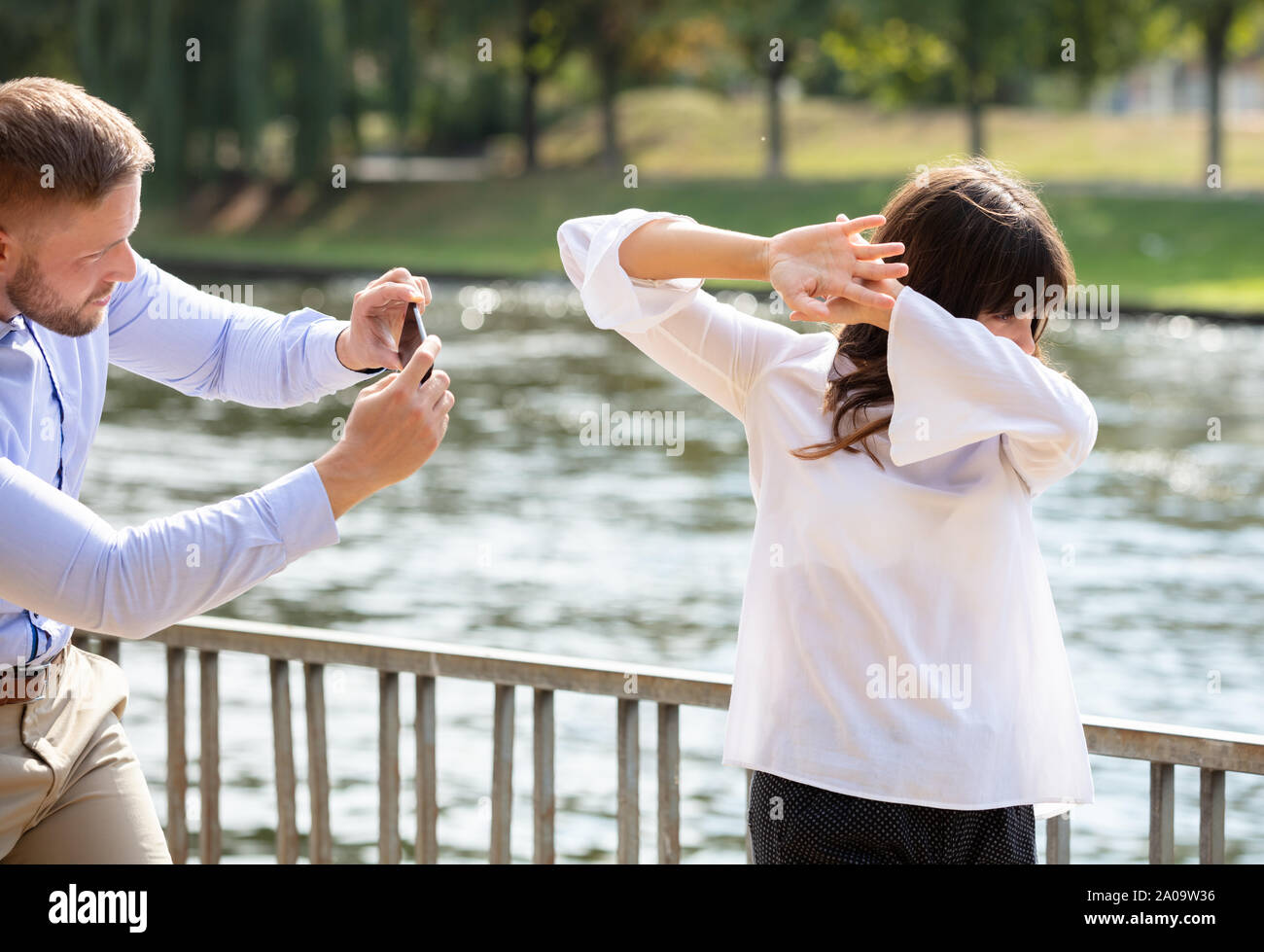 Unhappy man woman mobile phone hi-res stock photography and images - Alamy