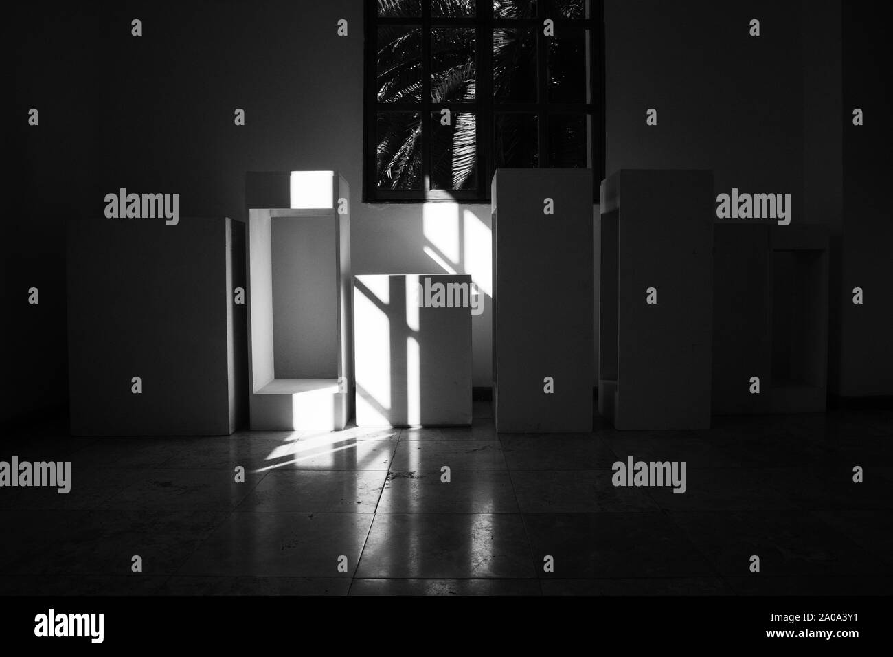 Empty art gallery hi-res stock photography and images - Alamy