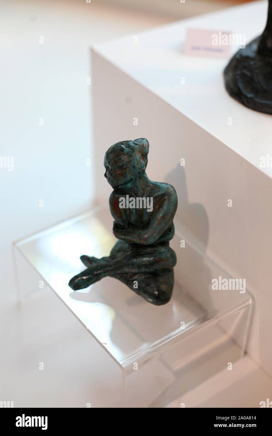 Bronze sculpture artwork of the female form Stock Photo - Alamy