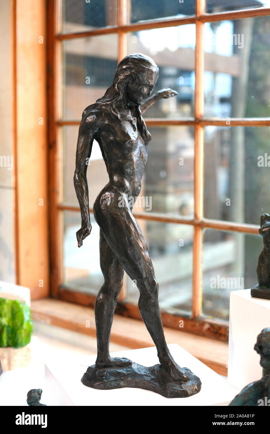 Bronze sculpture artwork of the female form Stock Photo - Alamy