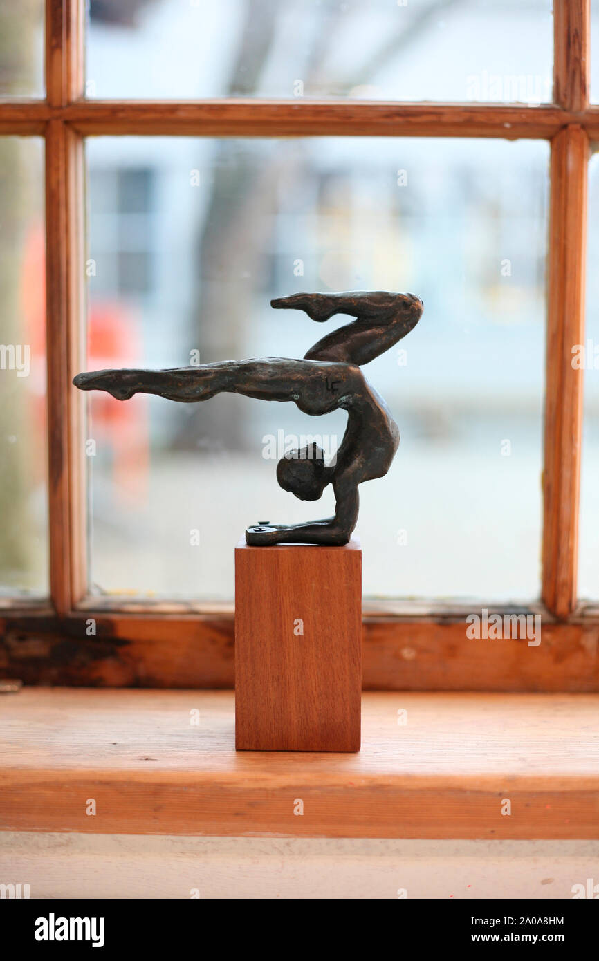Bronze sculpture artwork of the female form Stock Photo - Alamy