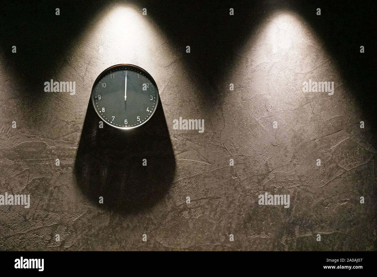 Analog clock hi-res stock photography and images - Alamy