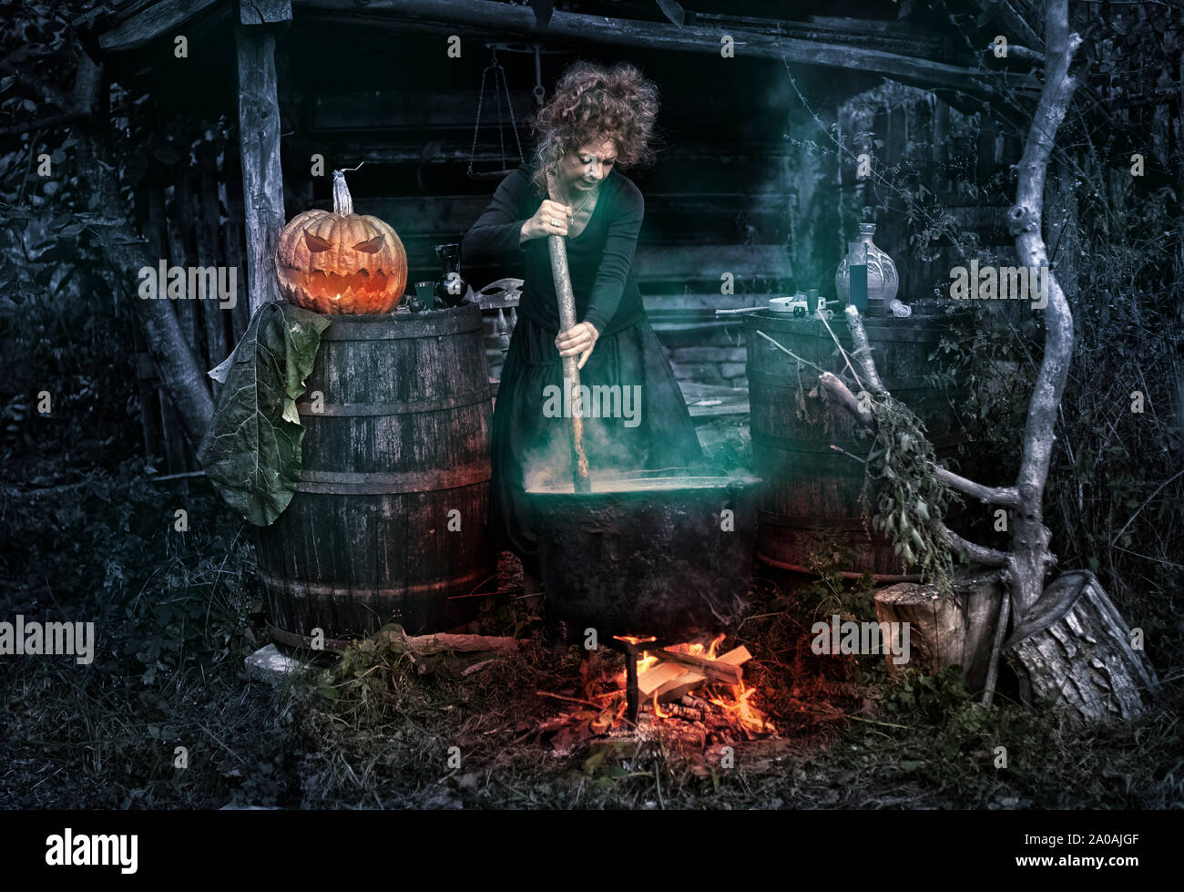 Old witch brewing deadly potion for Halloween in a cast iron pot Stock ...