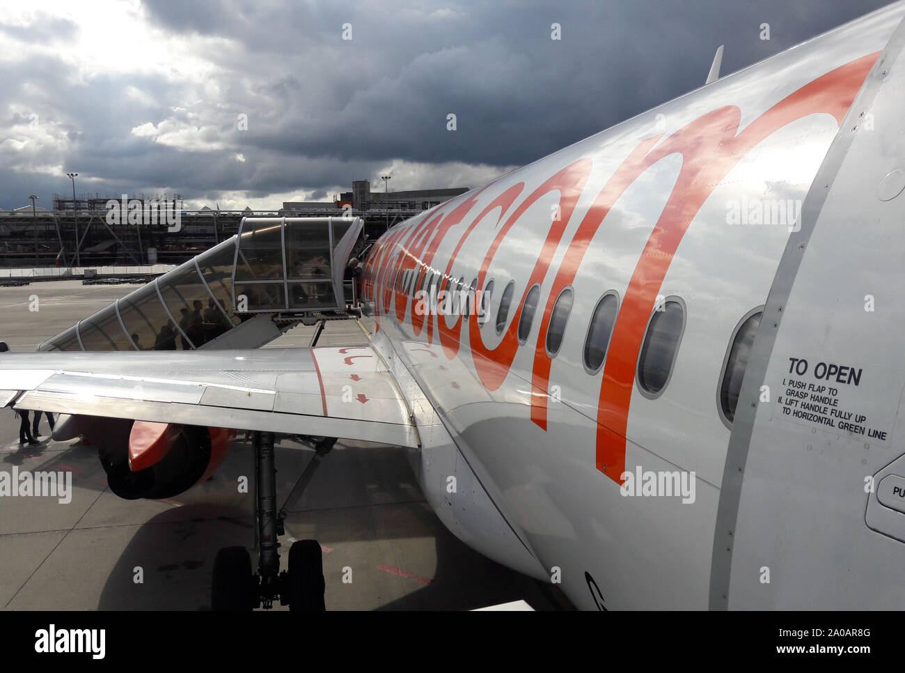 Uk airport arrivals board hi-res stock photography and images - Alamy