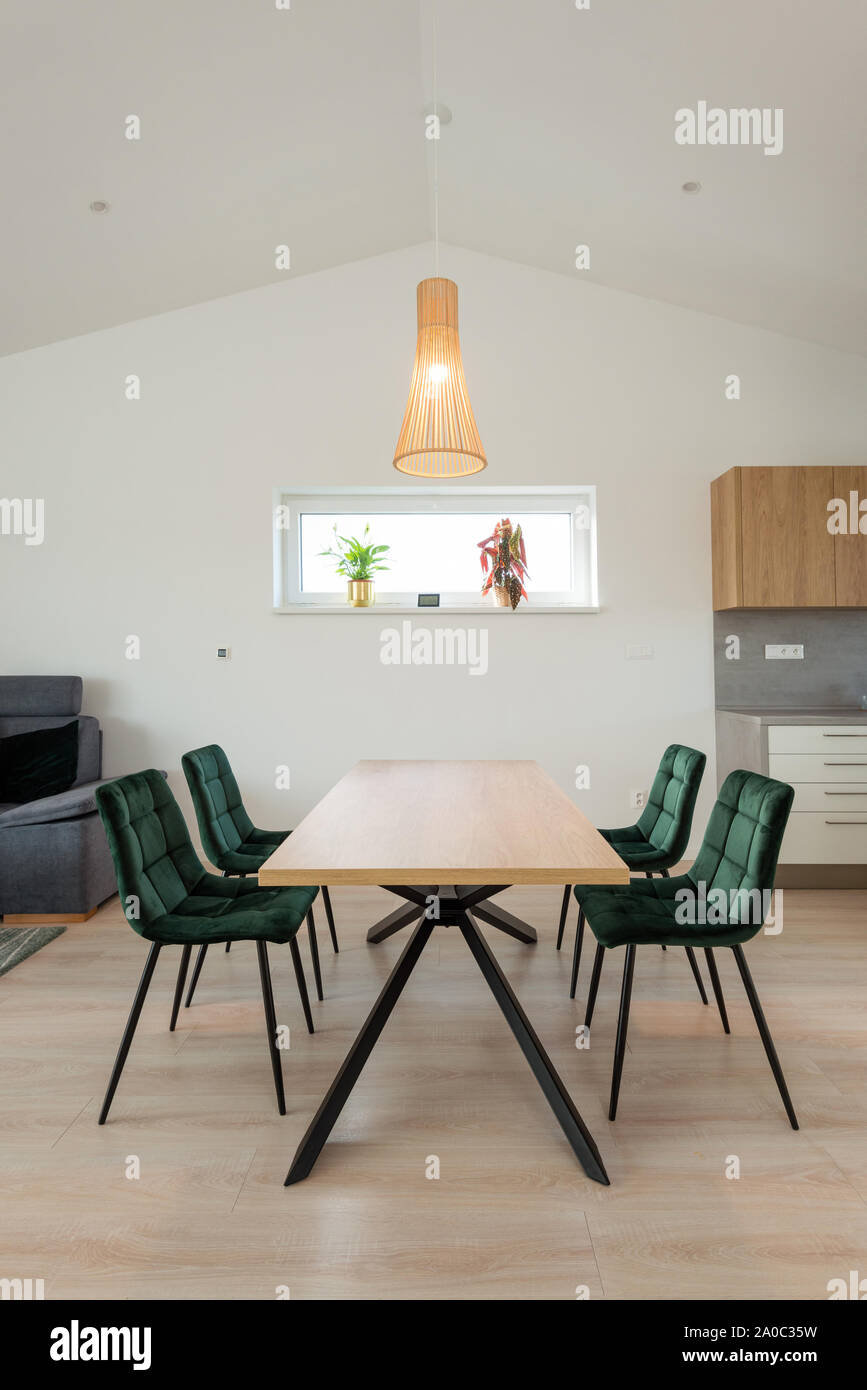 Dining table in contemporary house Stock Photo - Alamy