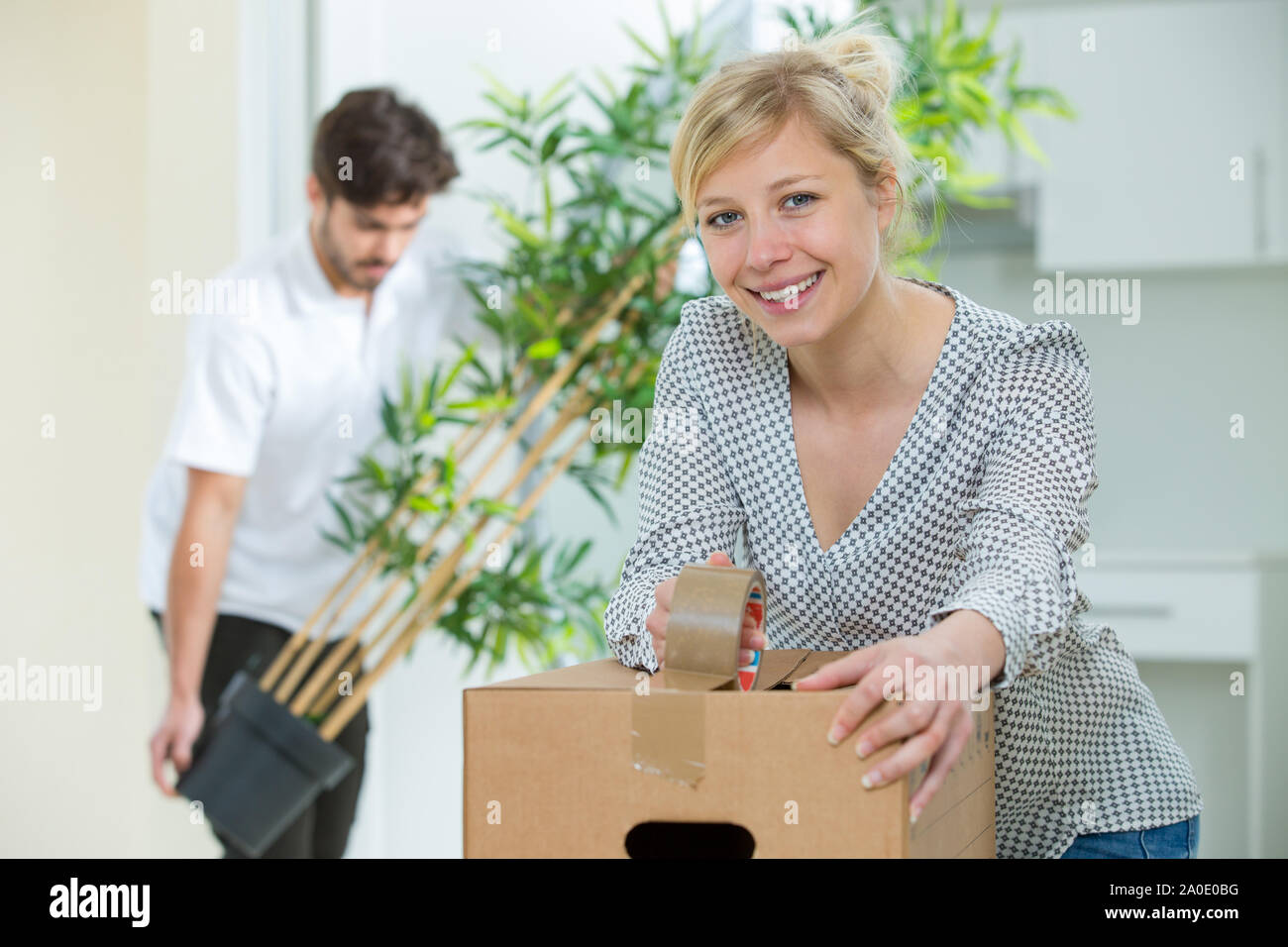 couple preparing the belongings to move out Stock Photo - Alamy
