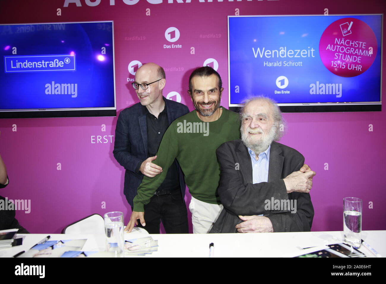 Philipp Neubauer, Hermes Hodolides und Kostas Papanastasiou live bei der IFA 2019 auf der ARD ...