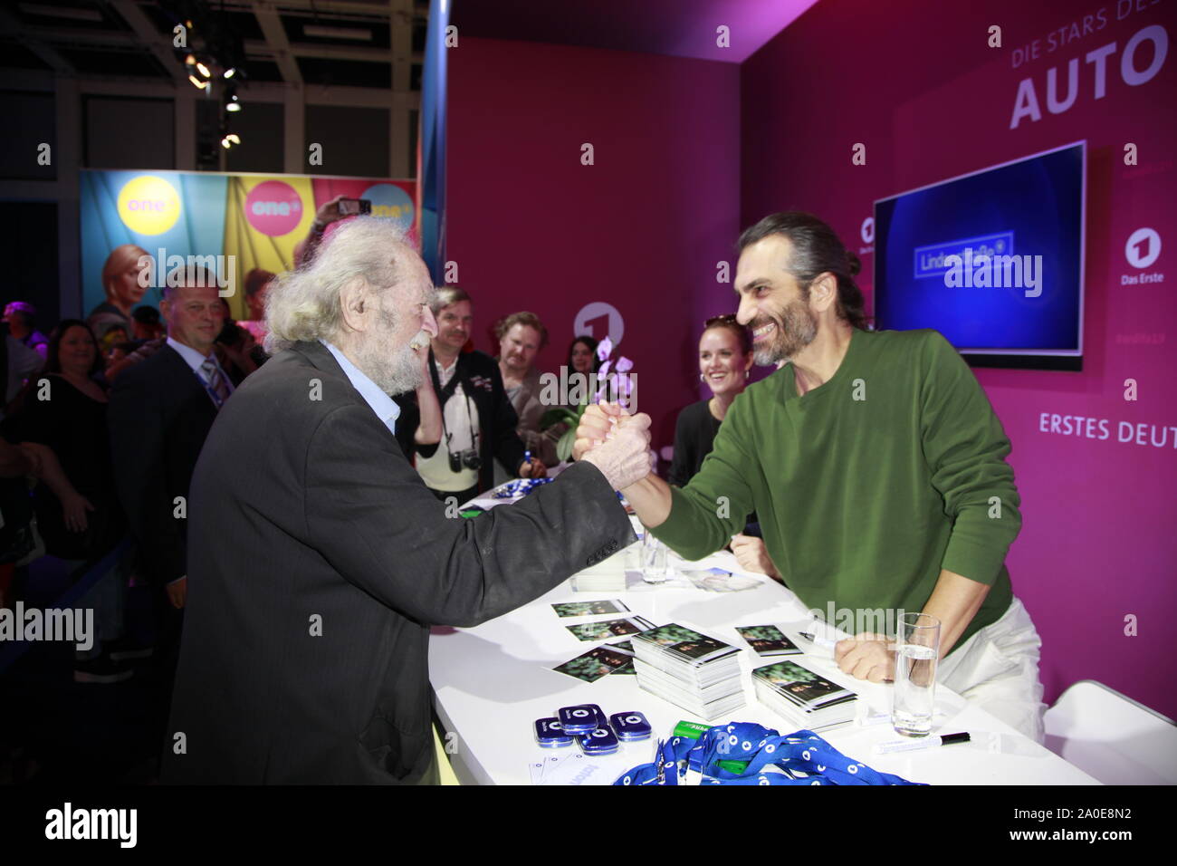 Philipp Neubauer, Hermes Hodolides und Kostas Papanastasiou live bei der IFA 2019 auf der ARD ...