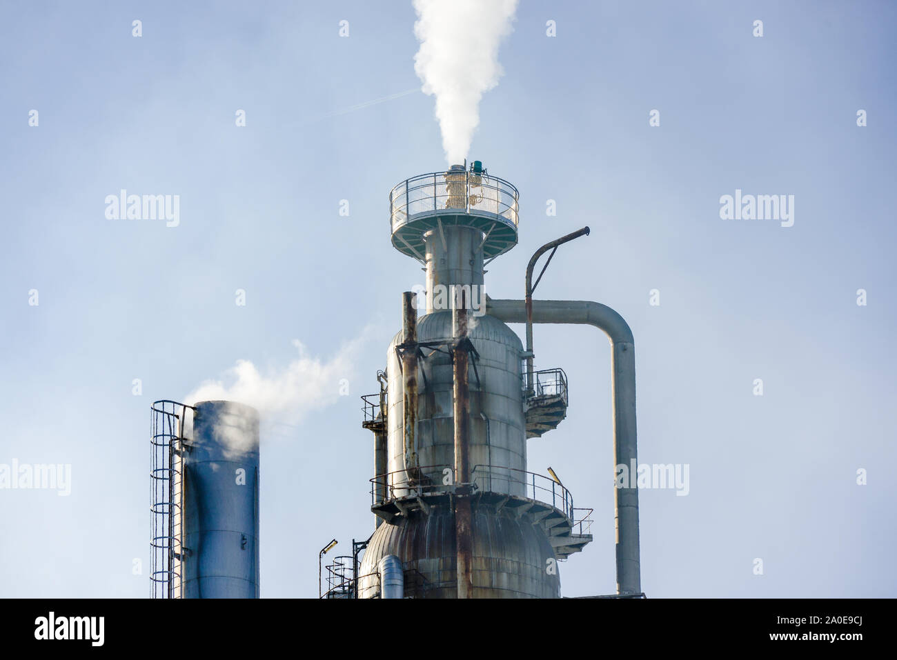 Cracking tower in oil refinery hi-res stock photography and images - Alamy