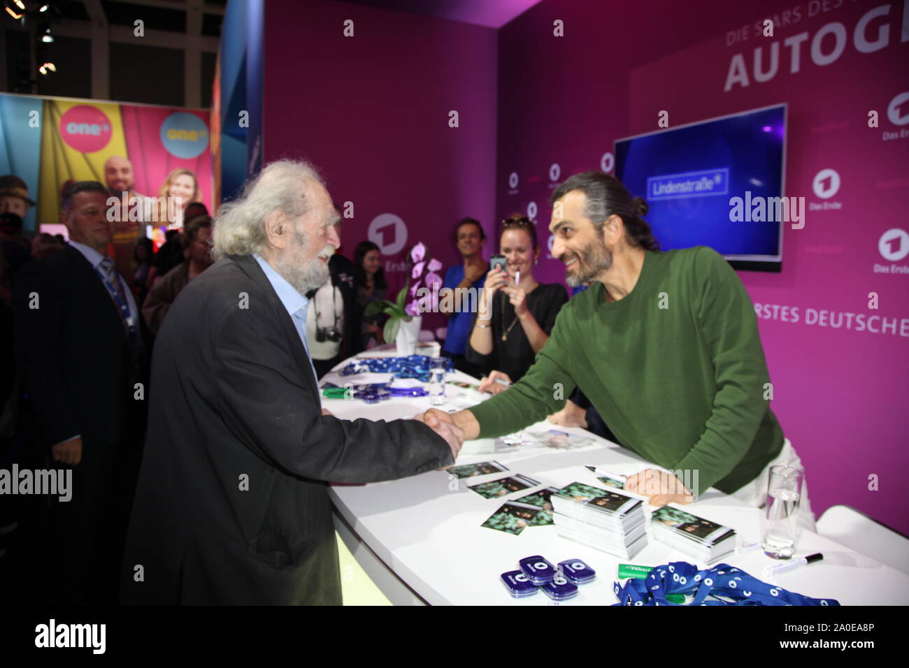 Philipp Neubauer, Hermes Hodolides und Kostas Papanastasiou live bei der IFA 2019 auf der ARD ...