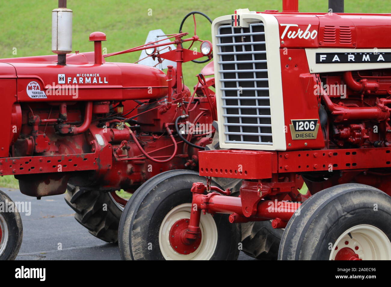 Red and white farmall tractor hi-res stock photography and images - Alamy