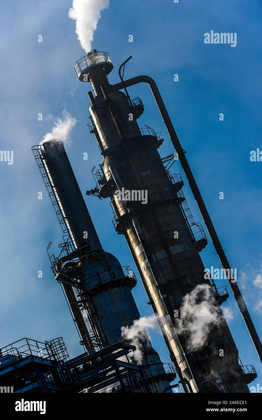Cracking tower in oil refinery hi-res stock photography and images - Alamy