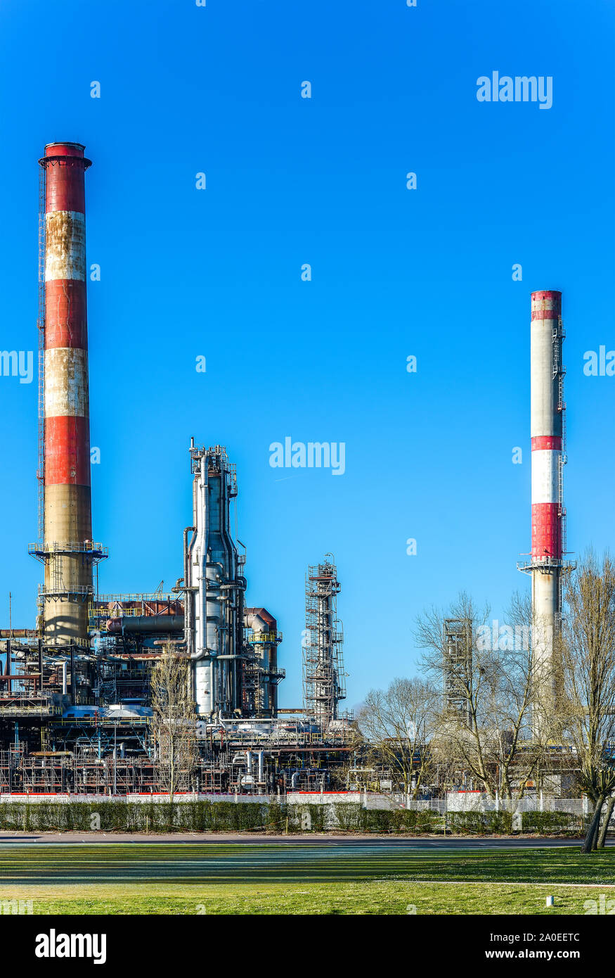 Cracking tower in oil refinery hi-res stock photography and images - Alamy