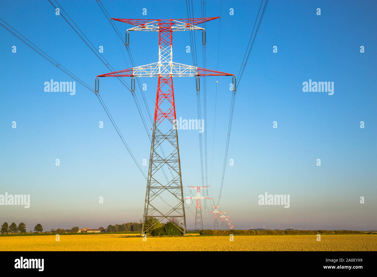 Electricity transmission pylon silhouetted against blue Stock Photo - Alamy