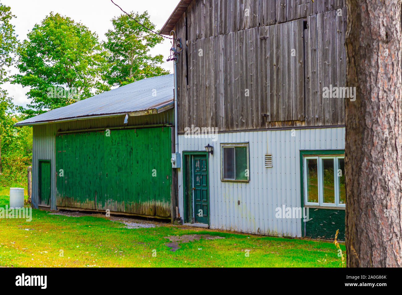 Small wooden barn hi-res stock photography and images - Alamy