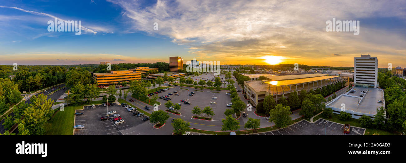 Office building and parking lot hi-res stock photography and images - Alamy