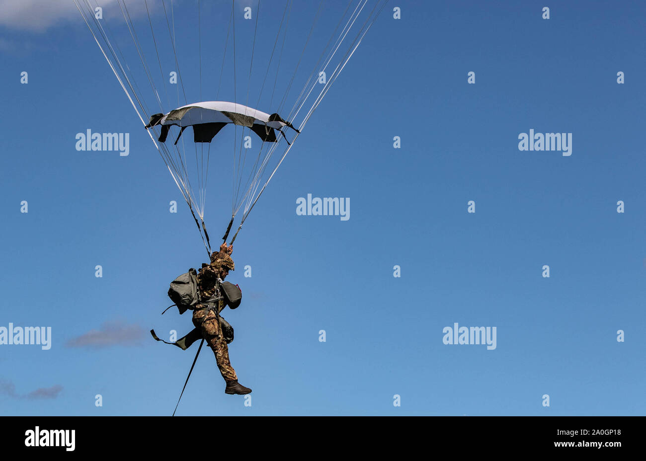 Italian army paratrooper hi-res stock photography and images - Alamy