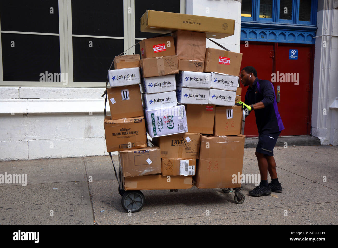Fedex delivery person hi-res stock photography and images - Alamy