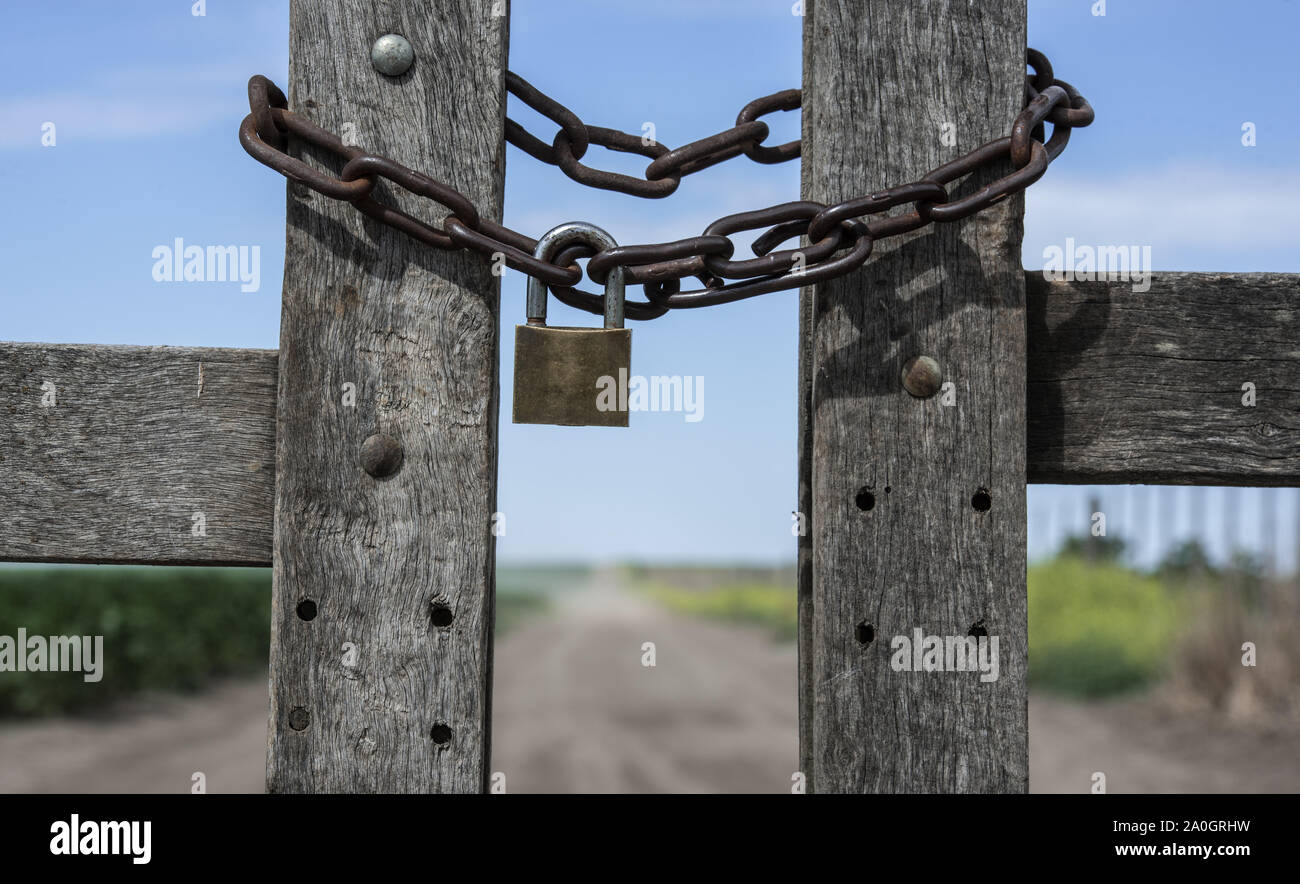 Farm gate padlock and chain hi-res stock photography and images - Alamy