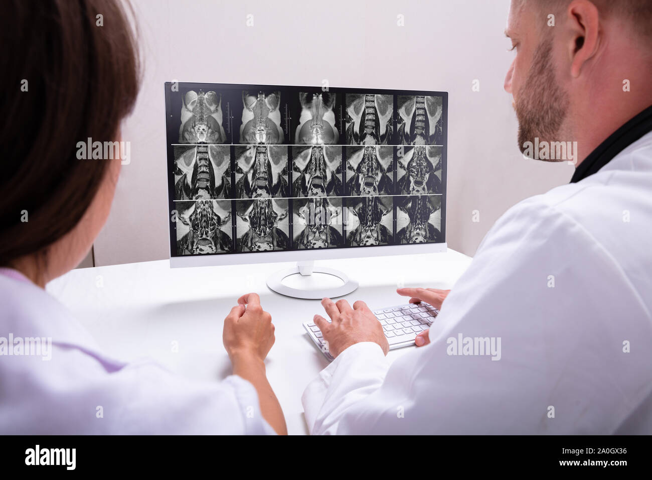 Doctors Looking At An MRI Scan At Computer In Clinic Stock Photo - Alamy