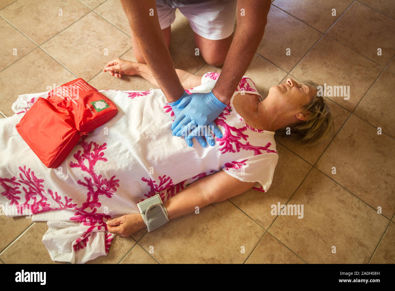 Cardiac massage hi-res stock photography and images - Alamy