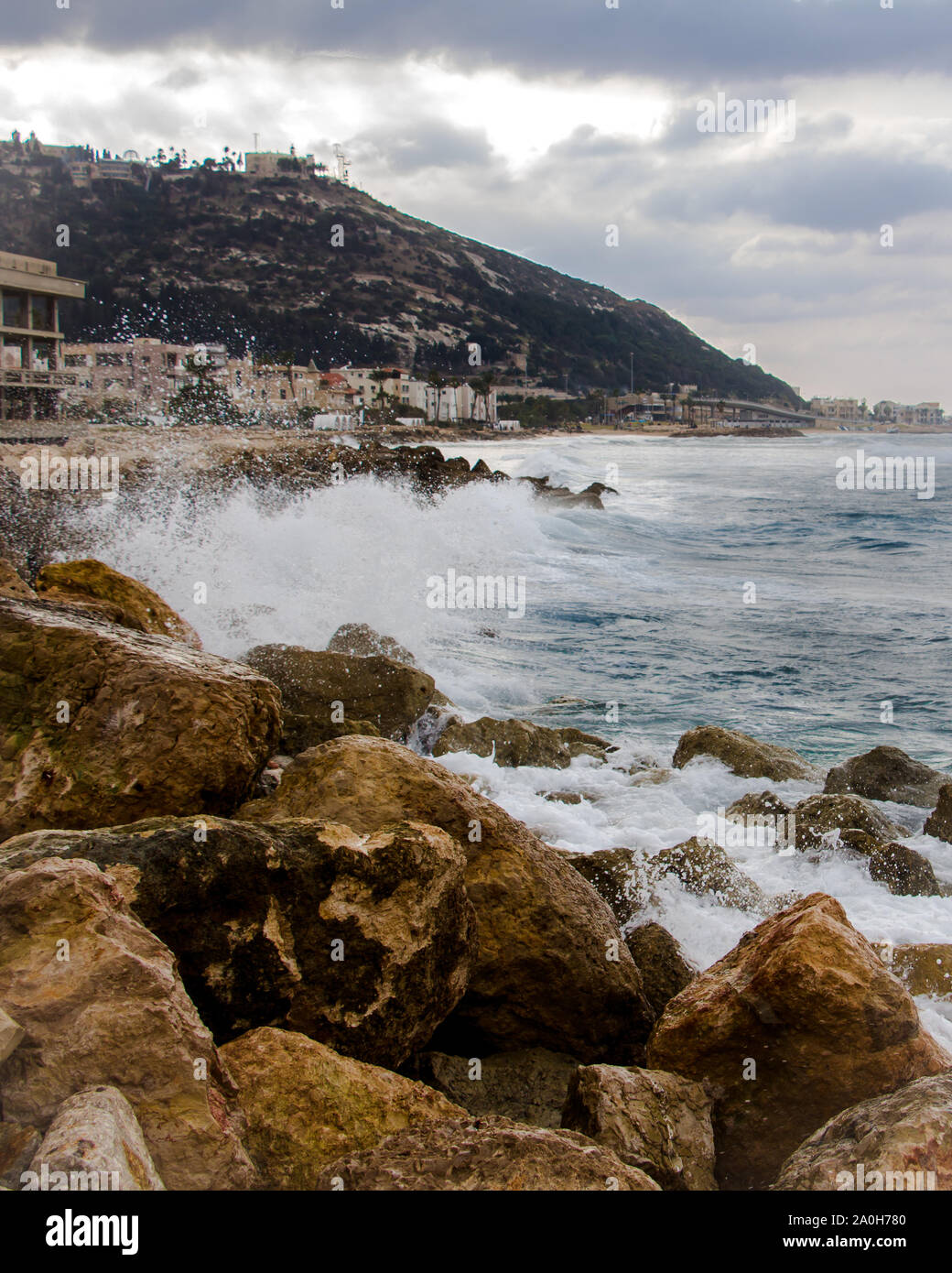 Waves smashing shore hi-res stock photography and images - Alamy