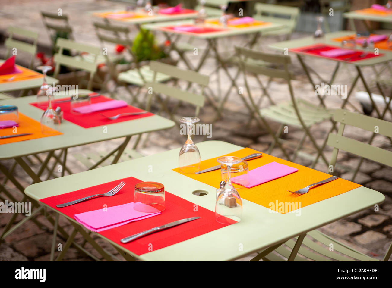 Colourful tables hi-res stock photography and images - Alamy