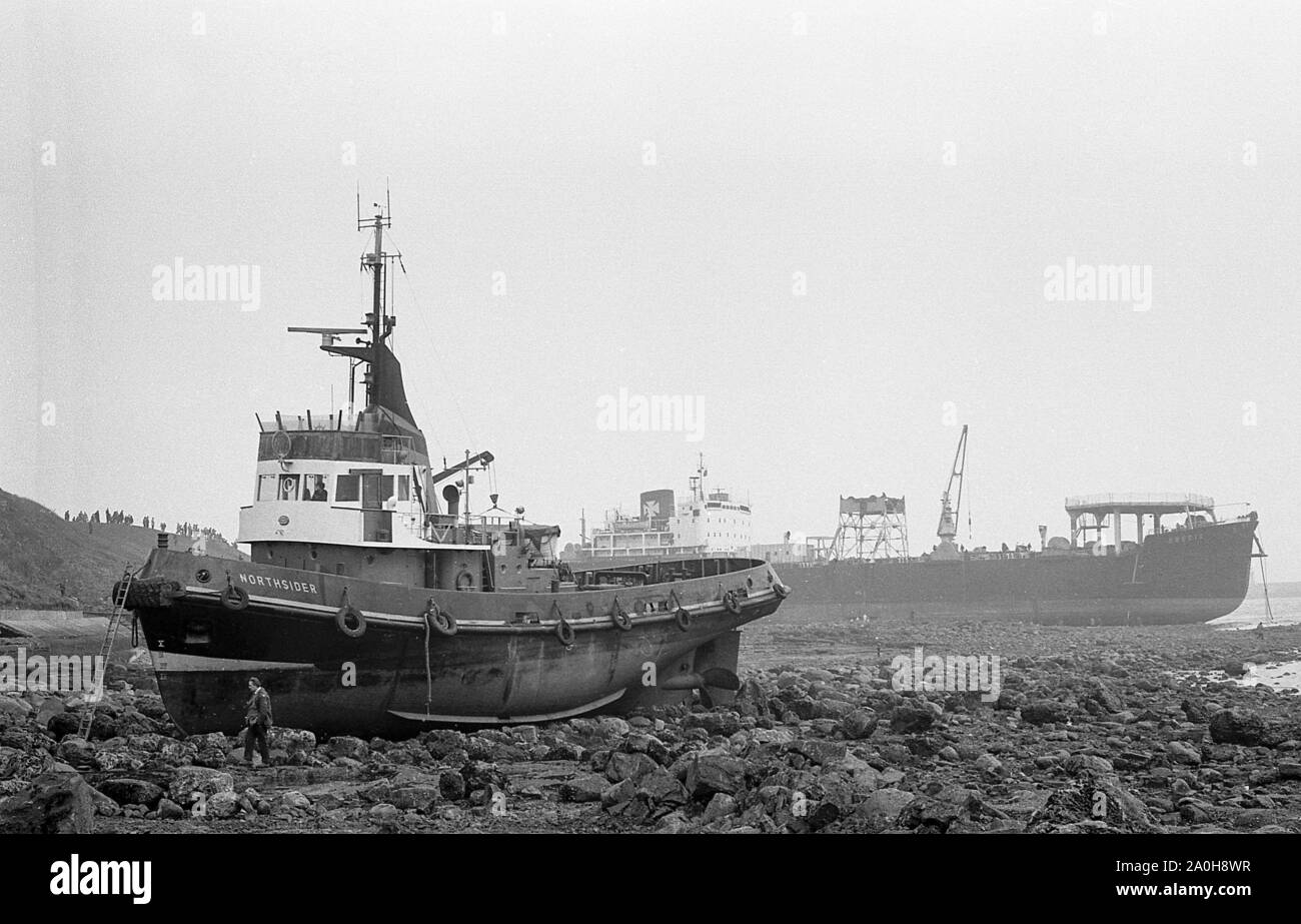 Black middens rocks hi-res stock photography and images - Alamy