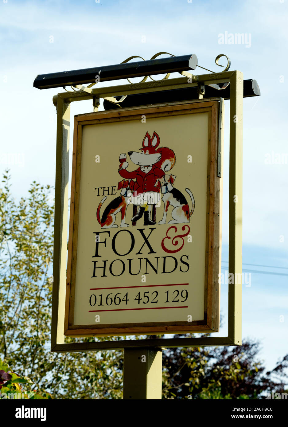 Pub sign fox hounds pub hi-res stock photography and images - Alamy