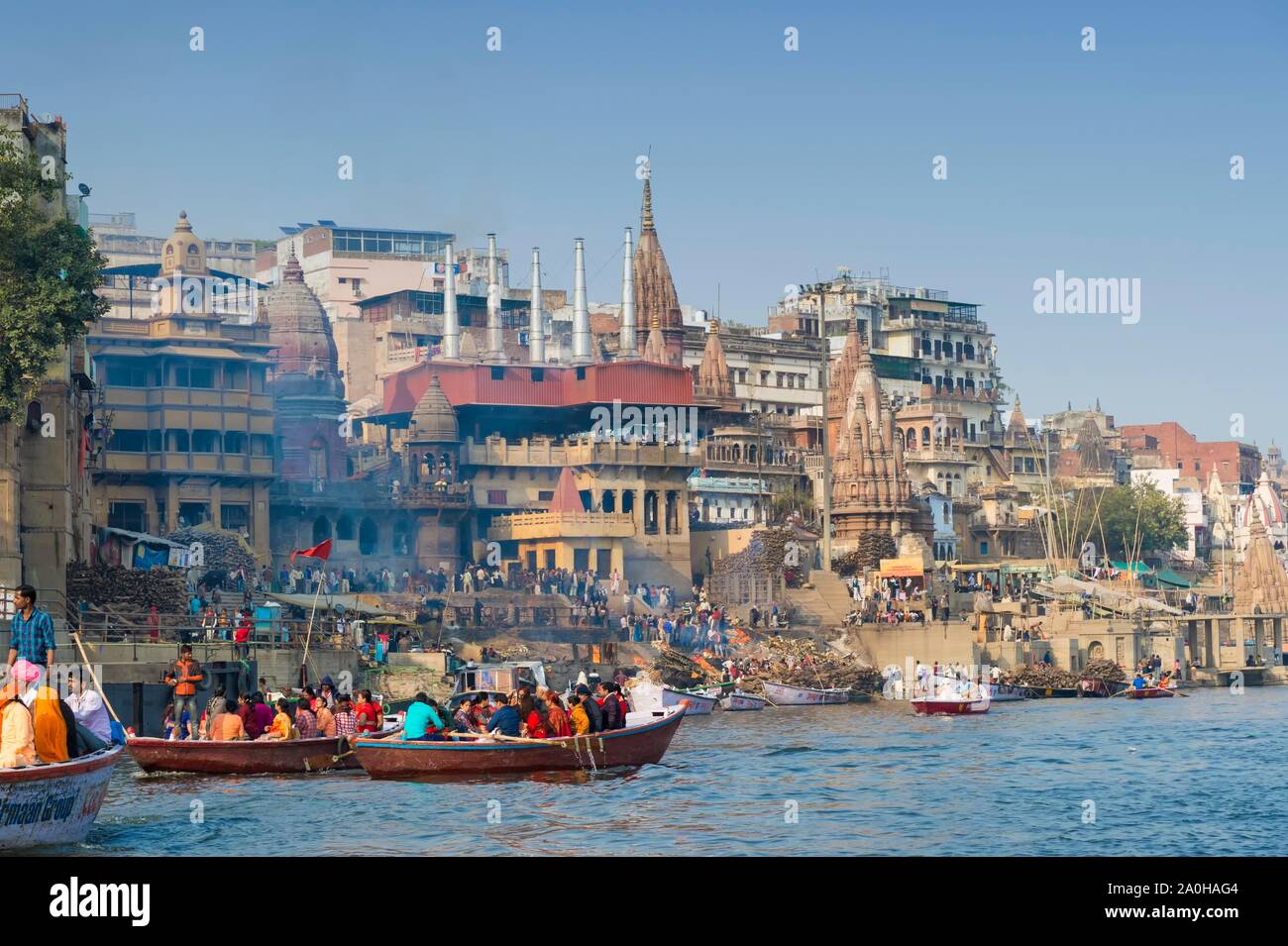 Cremation at Manikarnika ghat, Varanasi, Uttar Pradesh, India Stock ...