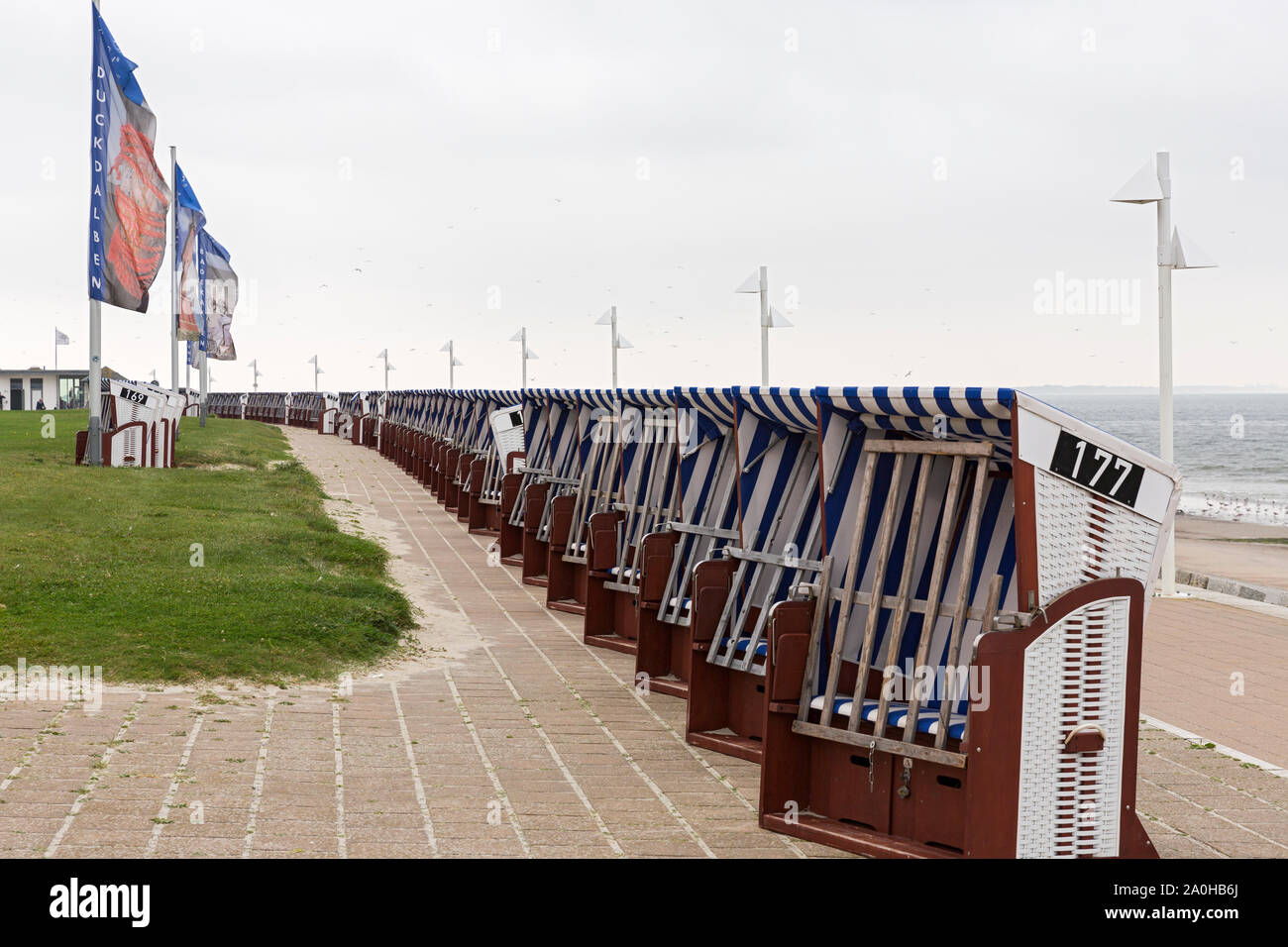 Norderney; Strandpromenade, Strandkörbe, Meerblick Stock Photo - Alamy